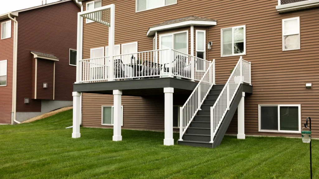 Clamshell Trex Deck | Voyager Exteriors