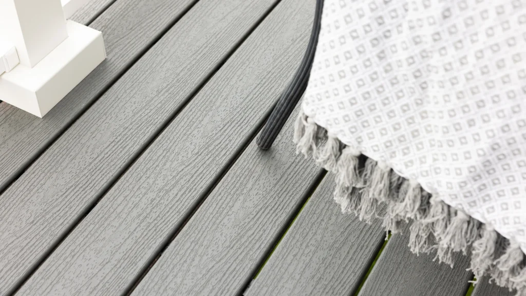 Clamshell Trex Deck | Voyager Exteriors