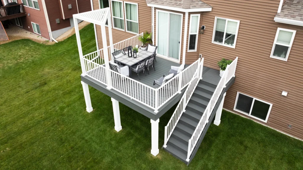 Clamshell Trex Deck | Voyager Exteriors