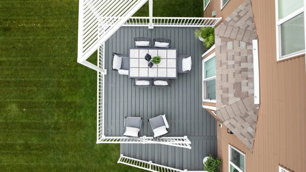 Clamshell Trex Deck | Voyager Exteriors