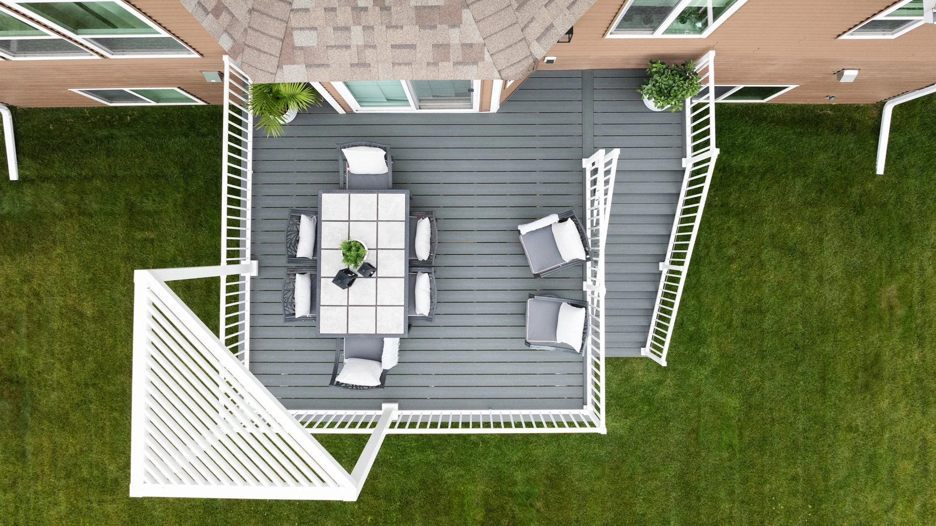 Clamshell Trex Deck | Voyager Exteriors