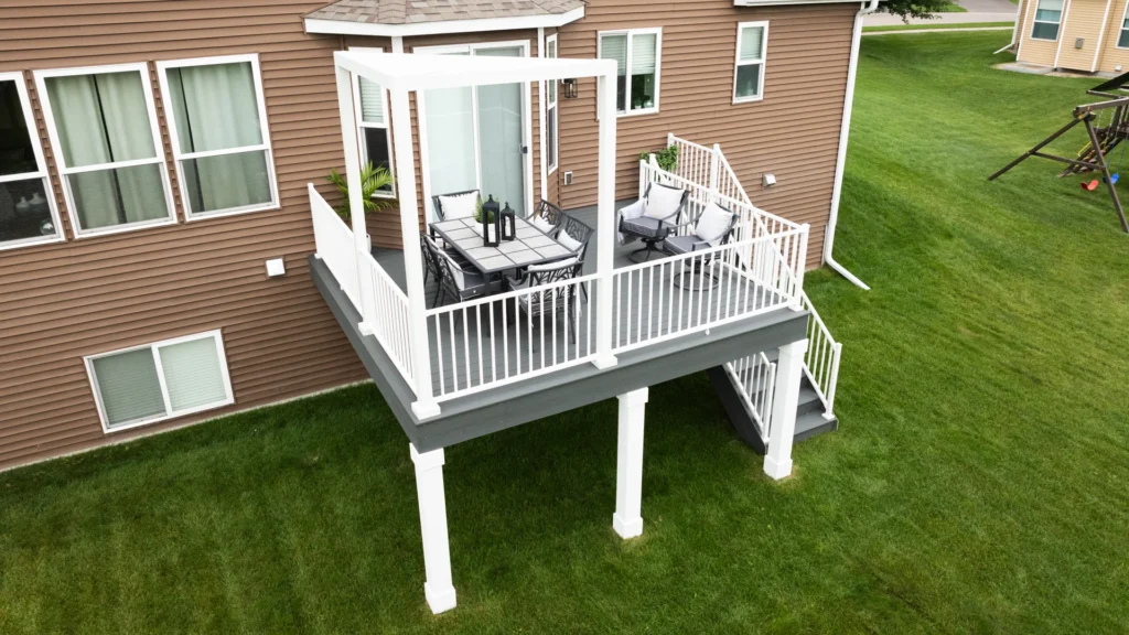 Clamshell Trex Deck | Voyager Exteriors
