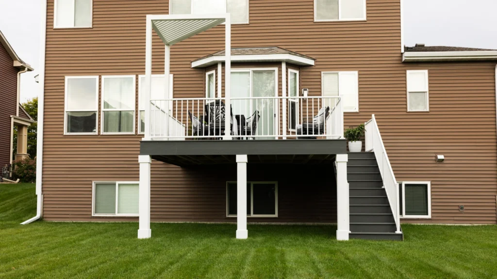 Clamshell Trex Deck | Voyager Exteriors
