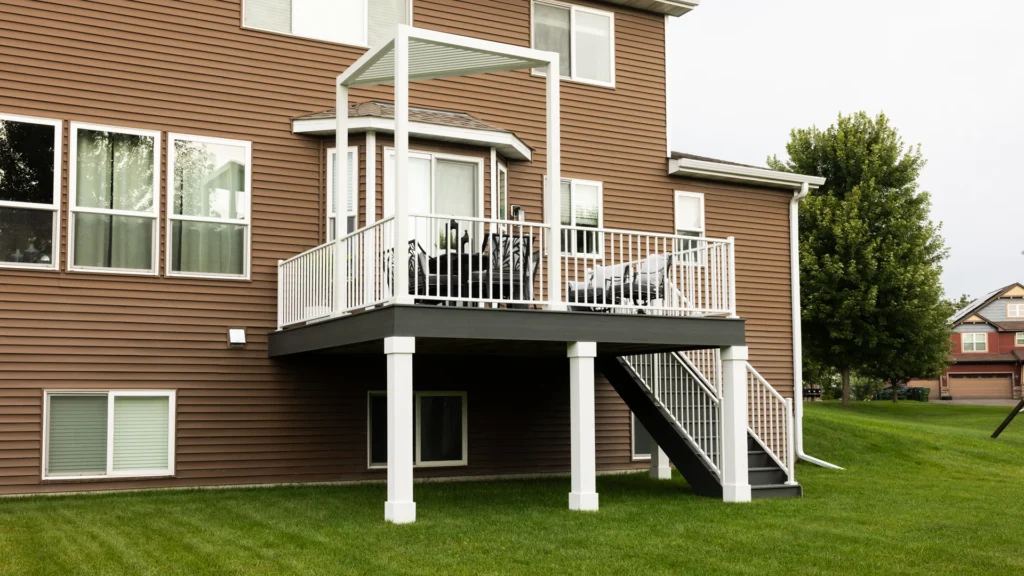 Clamshell Trex Deck | Voyager Exteriors