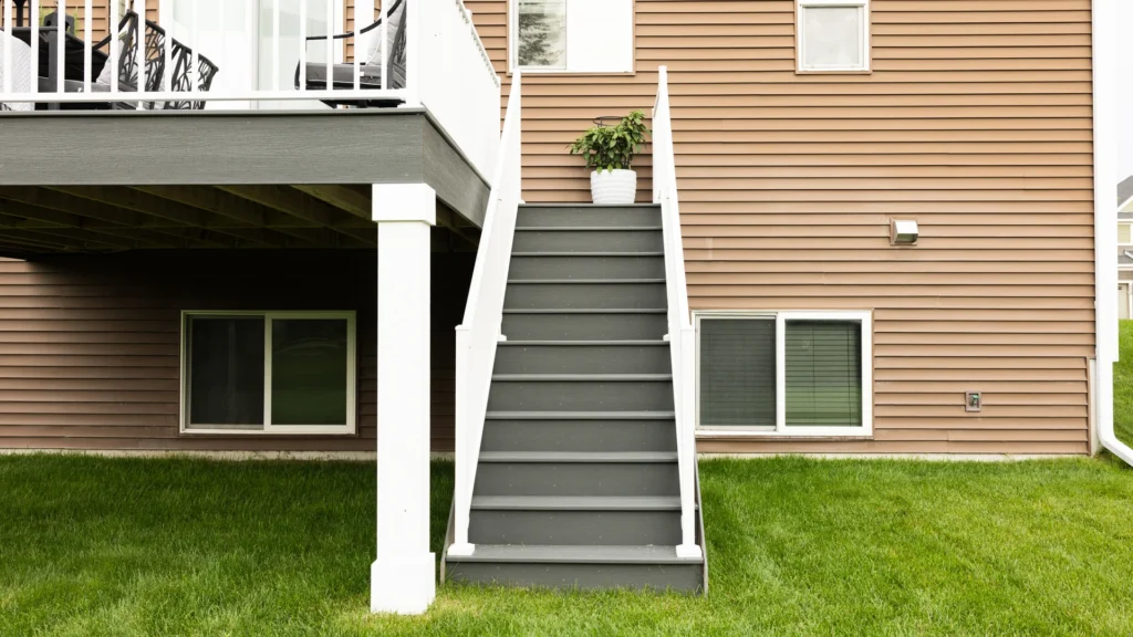 Clamshell Trex Deck | Voyager Exteriors