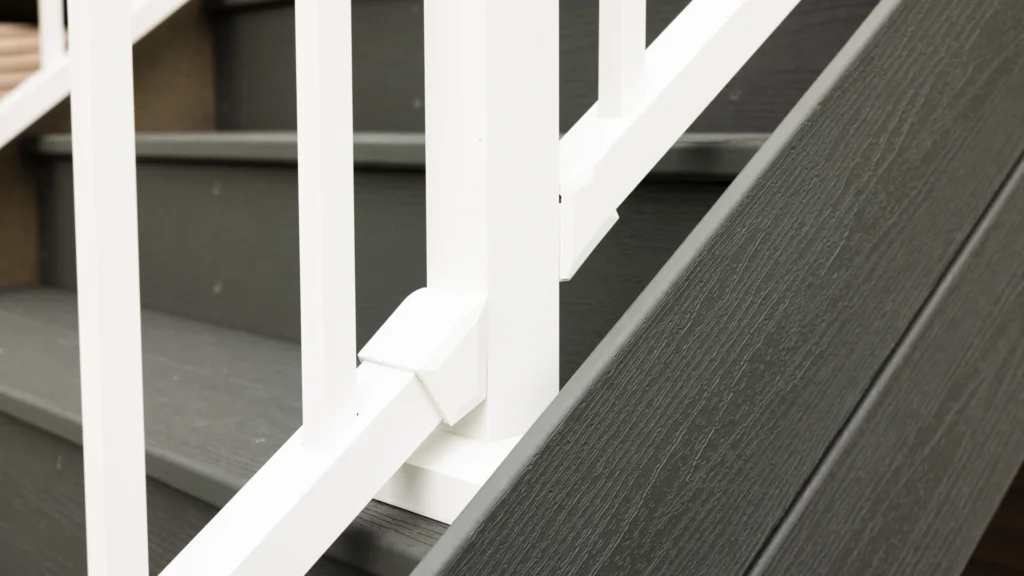 Clamshell Trex Deck | Voyager Exteriors