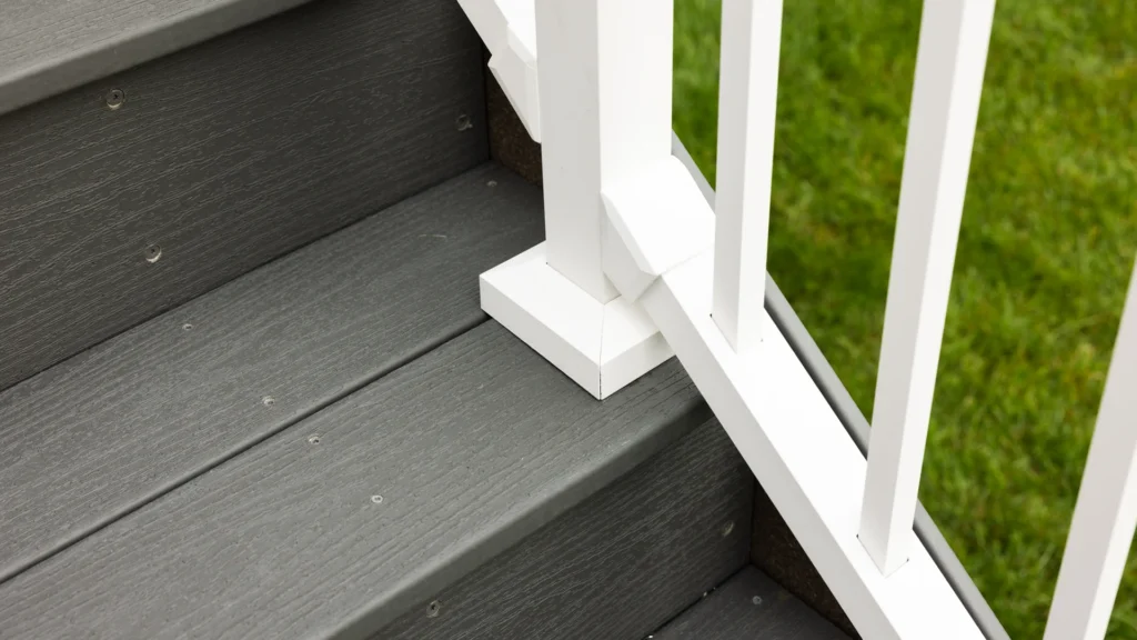 Clamshell Trex Deck | Voyager Exteriors